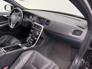 Black Volvo V60 2016 in Riga, with an engine capacity of 2.40 L and mileage of 248 thousand km for 9500 €, photo 9 on AUTOMOTO.COM.LV