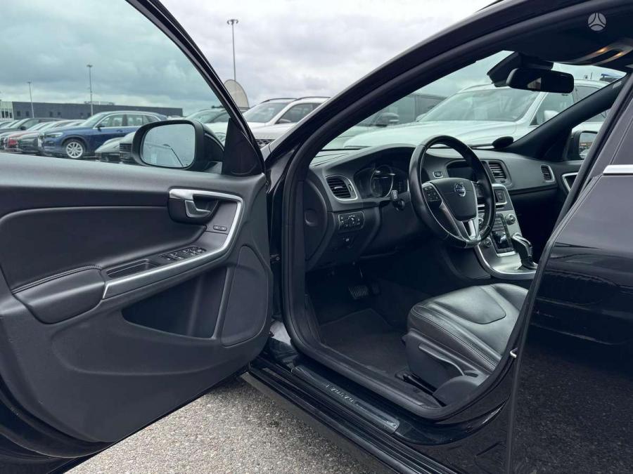 Black Volvo V60 2016 in Vilnius, with an engine capacity of 1.97 L and mileage of 282 thousand km for 6390 €, photo 12 on AUTOMOTO.COM.LV