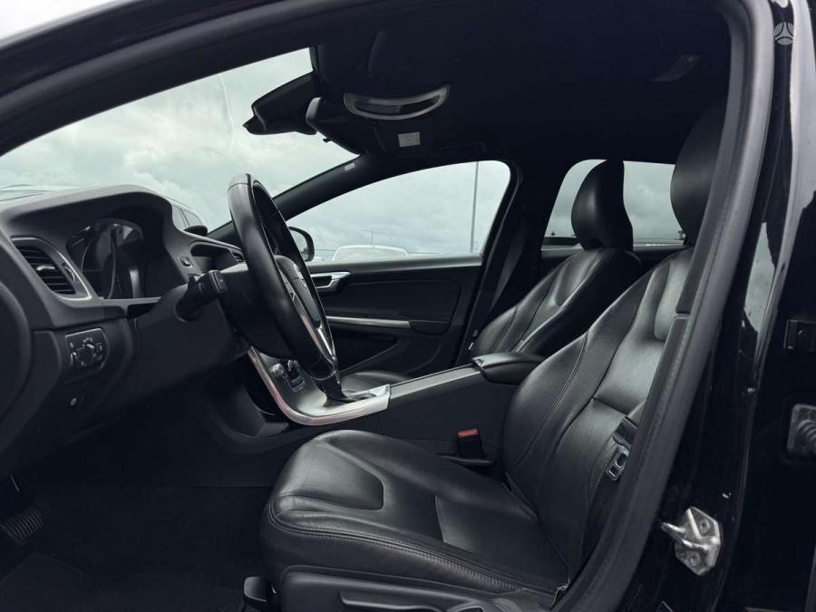 Black Volvo V60 2016 in Vilnius, with an engine capacity of 1.97 L and mileage of 282 thousand km for 6390 €, photo 13 on AUTOMOTO.COM.LV
