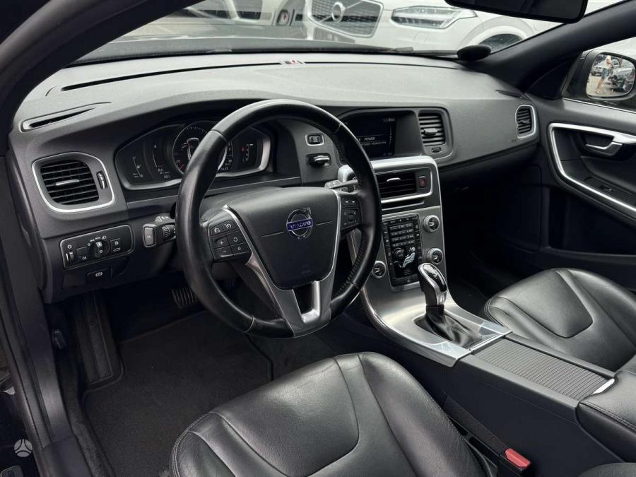 Black Volvo V60 2016 in Vilnius, with an engine capacity of 1.97 L and mileage of 282 thousand km for 6390 €, photo 15 on AUTOMOTO.COM.LV