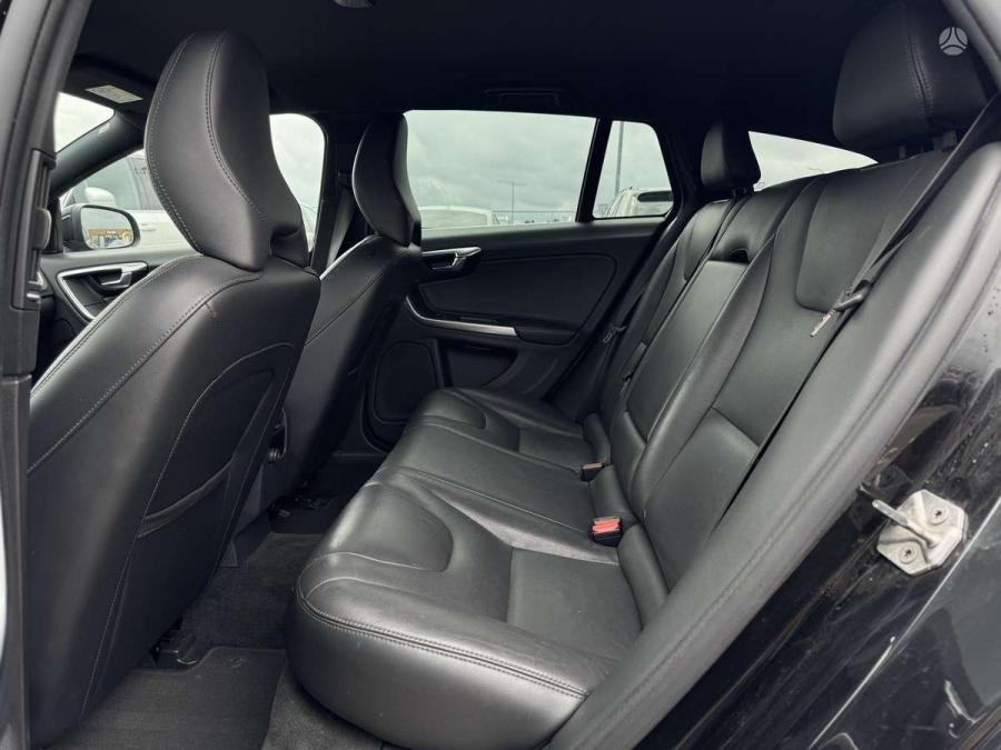 Black Volvo V60 2016 in Vilnius, with an engine capacity of 1.97 L and mileage of 282 thousand km for 6390 €, photo 16 on AUTOMOTO.COM.LV