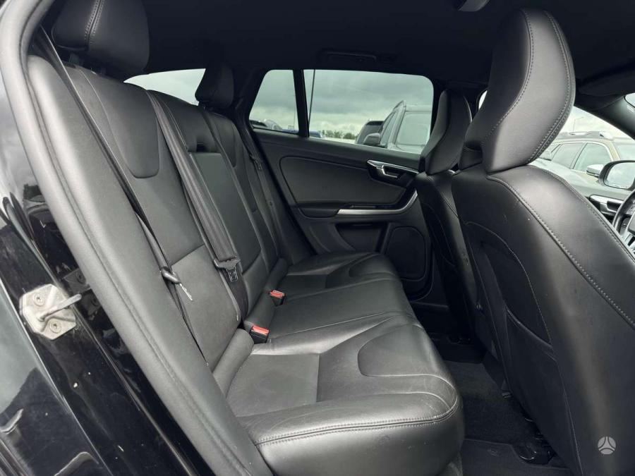 Black Volvo V60 2016 in Vilnius, with an engine capacity of 1.97 L and mileage of 282 thousand km for 6390 €, photo 17 on AUTOMOTO.COM.LV