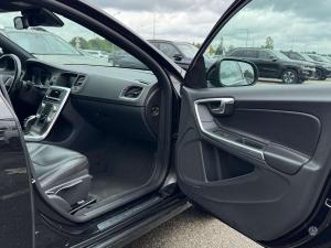 Black Volvo V60 2016 in Vilnius, with an engine capacity of 1.97 L and mileage of 282 thousand km for 6390 €, photo 18 on AUTOMOTO.COM.LV