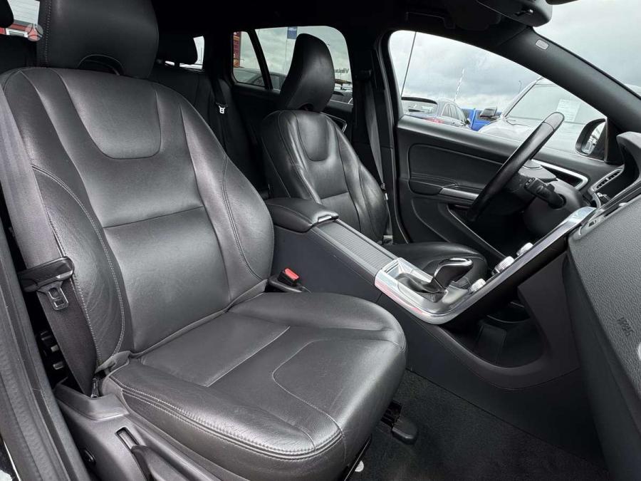 Black Volvo V60 2016 in Vilnius, with an engine capacity of 1.97 L and mileage of 282 thousand km for 6390 €, photo 20 on AUTOMOTO.COM.LV