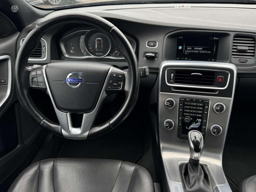 Black Volvo V60 2016 in Vilnius, with an engine capacity of 1.97 L and mileage of 282 thousand km for 6390 €, photo 22 on AUTOMOTO.COM.LV