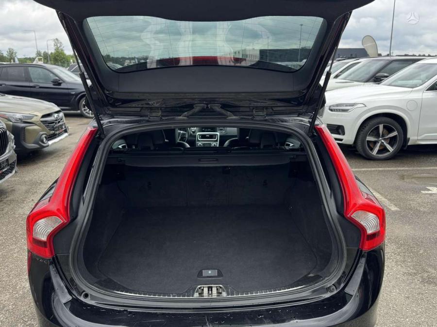 Black Volvo V60 2016 in Vilnius, with an engine capacity of 1.97 L and mileage of 282 thousand km for 6390 €, photo 30 on AUTOMOTO.COM.LV