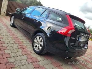 Black Volvo V60 2016 in Tallinn, with an engine capacity of 2.00 L and mileage of 181 thousand km for 9999 €, photo 3 on AUTOMOTO.COM.LV