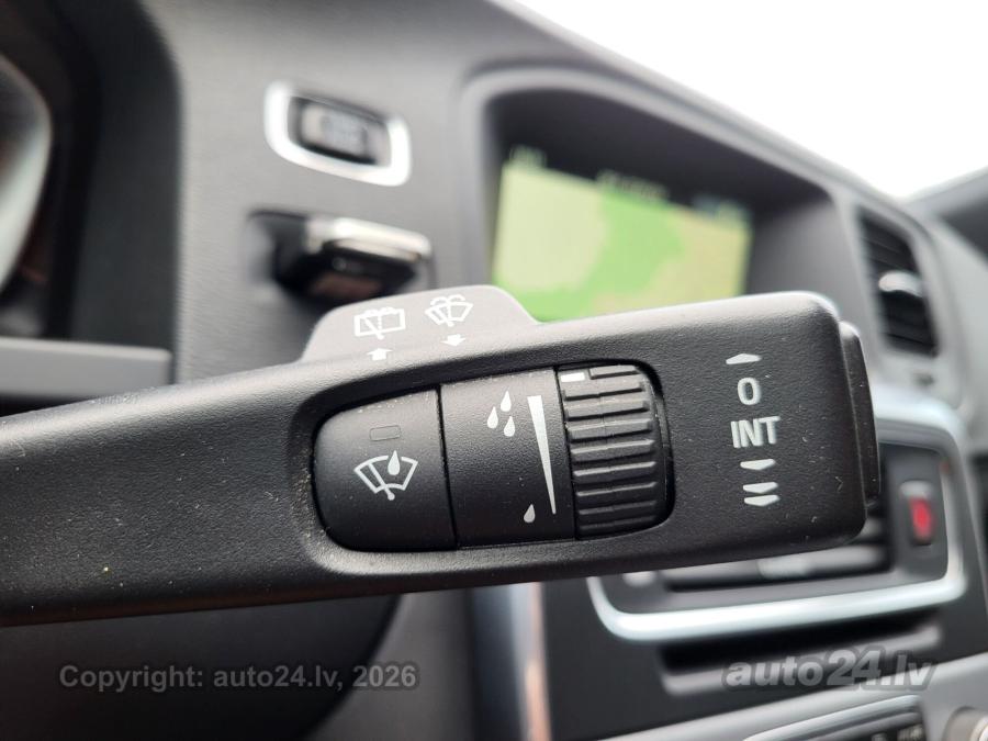 Black Volvo V60 2016 in Tallinn, with an engine capacity of 2.00 L and mileage of 181 thousand km for 9999 €, photo 9 on AUTOMOTO.COM.LV