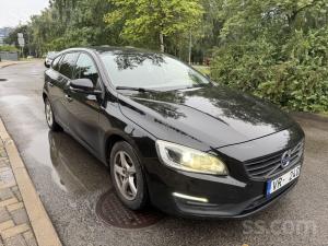 Black Volvo V60 2016 in Riga, with an engine capacity of 2.00 L and mileage of 300 thousand km for 3100 €, photo 3 on AUTOMOTO.COM.LV