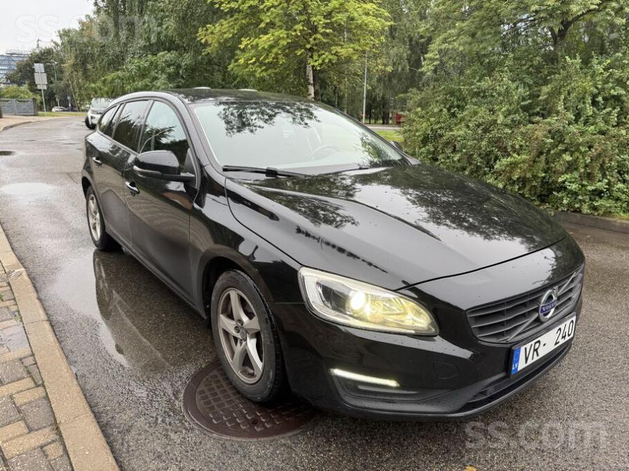 Black Volvo V60 2016 in Riga, with an engine capacity of 2.00 L and mileage of 300 thousand km for 3100 €, photo 3 on AUTOMOTO.COM.LV