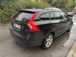 Black Volvo V60 2016 in Riga, with an engine capacity of 2.00 L and mileage of 300 thousand km for 3100 €, photo 4 on AUTOMOTO.COM.LV
