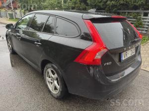 Black Volvo V60 2016 in Riga, with an engine capacity of 2.00 L and mileage of 300 thousand km for 3100 €, photo 5 on AUTOMOTO.COM.LV