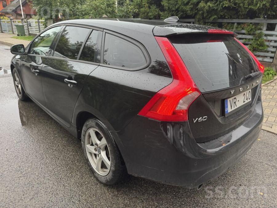 Black Volvo V60 2016 in Riga, with an engine capacity of 2.00 L and mileage of 300 thousand km for 3100 €, photo 5 on AUTOMOTO.COM.LV