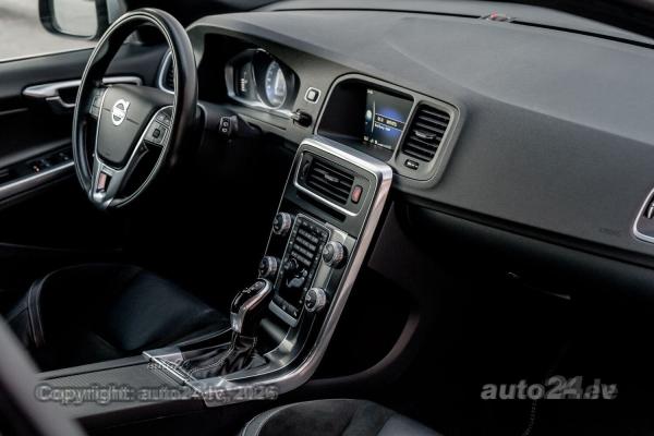 Black Volvo V60 2016 in Parnu, with an engine capacity of 2.00 L and mileage of 0 thousand km for 9600 €, photo 11 on AUTOMOTO.COM.LV