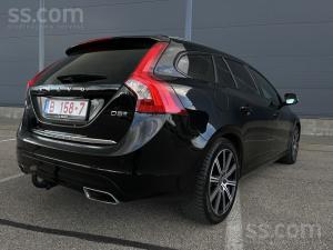 Melns Volvo V60 2016 Rīga, ar dzinēja tilpumu 2.40 L un nobraukumu 248 tūkst. km par 9500 €, foto 4 vietnē AUTOMOTO.COM.LV
