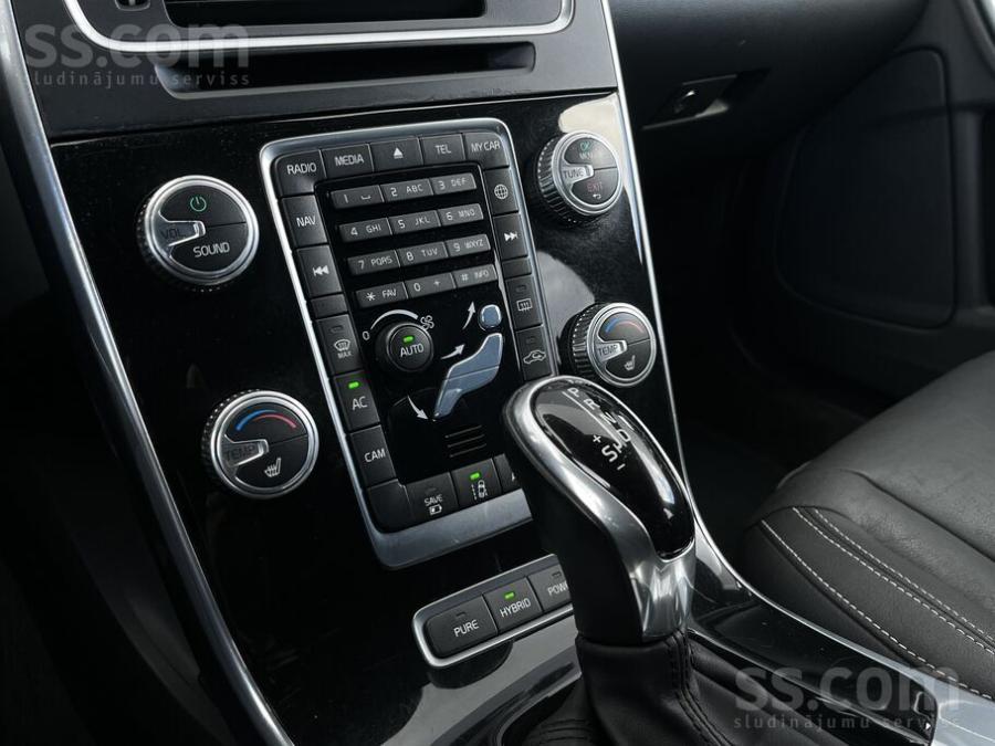 Melns Volvo V60 2016 Rīga, ar dzinēja tilpumu 2.40 L un nobraukumu 248 tūkst. km par 9500 €, foto 10 vietnē AUTOMOTO.COM.LV