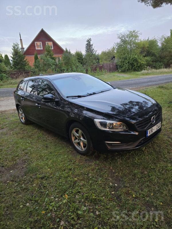 Melns Volvo V60 2016 Rīga, ar dzinēja tilpumu 2.00 L un nobraukumu 301 tūkst. km par 5450 €, foto 3 vietnē AUTOMOTO.COM.LV