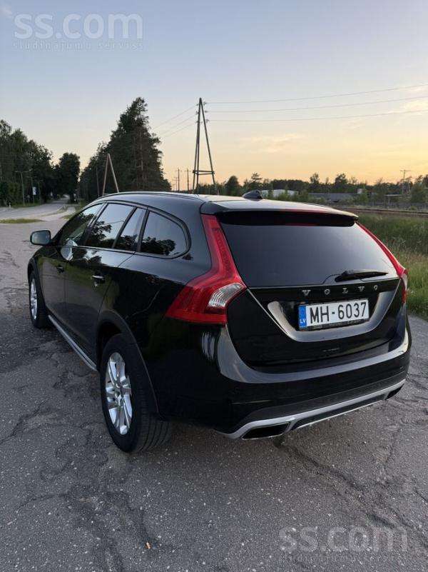 Melns Volvo V60 2016 Rīga, ar dzinēja tilpumu 2.00 L un nobraukumu 205 tūkst. km par 10000 €, foto 4 vietnē AUTOMOTO.COM.LV