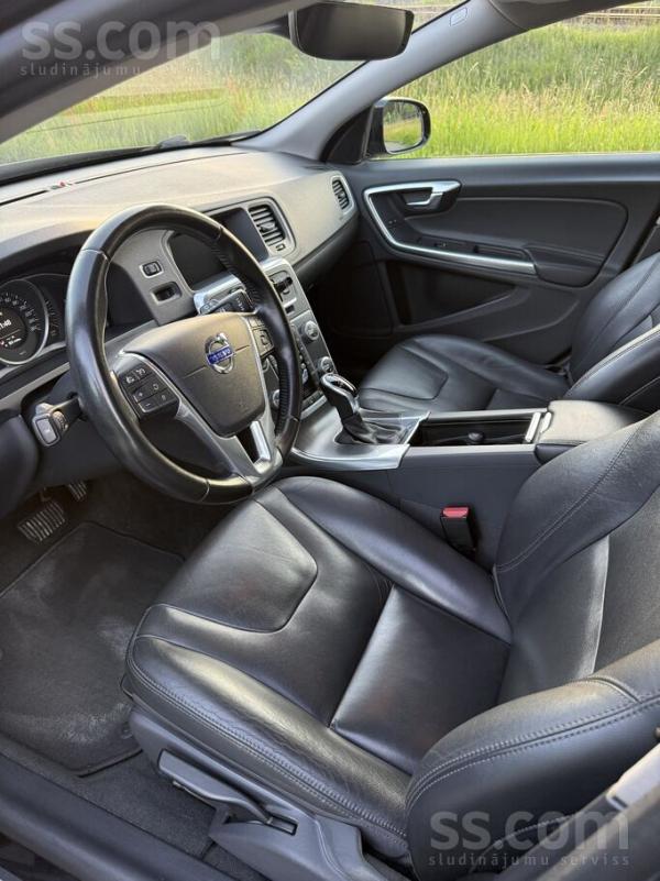 Melns Volvo V60 2016 Rīga, ar dzinēja tilpumu 2.00 L un nobraukumu 205 tūkst. km par 10000 €, foto 7 vietnē AUTOMOTO.COM.LV
