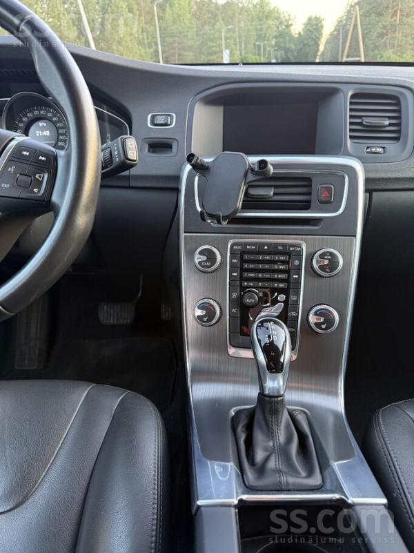 Melns Volvo V60 2016 Rīga, ar dzinēja tilpumu 2.00 L un nobraukumu 205 tūkst. km par 10000 €, foto 8 vietnē AUTOMOTO.COM.LV