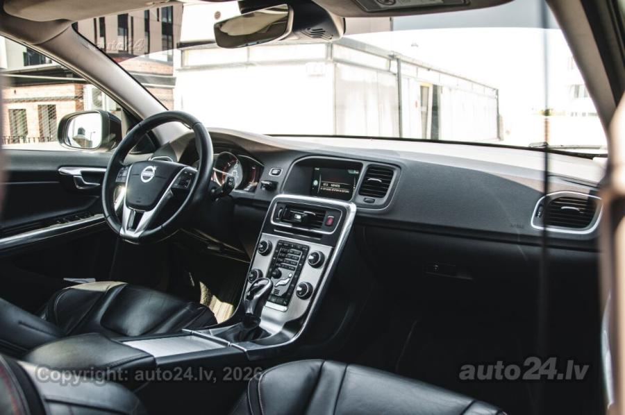 Melns Volvo V60 2016 Tallina, ar dzinēja tilpumu 2.00 L un nobraukumu 296 tūkst. km par 6500 €, foto 17 vietnē AUTOMOTO.COM.LV