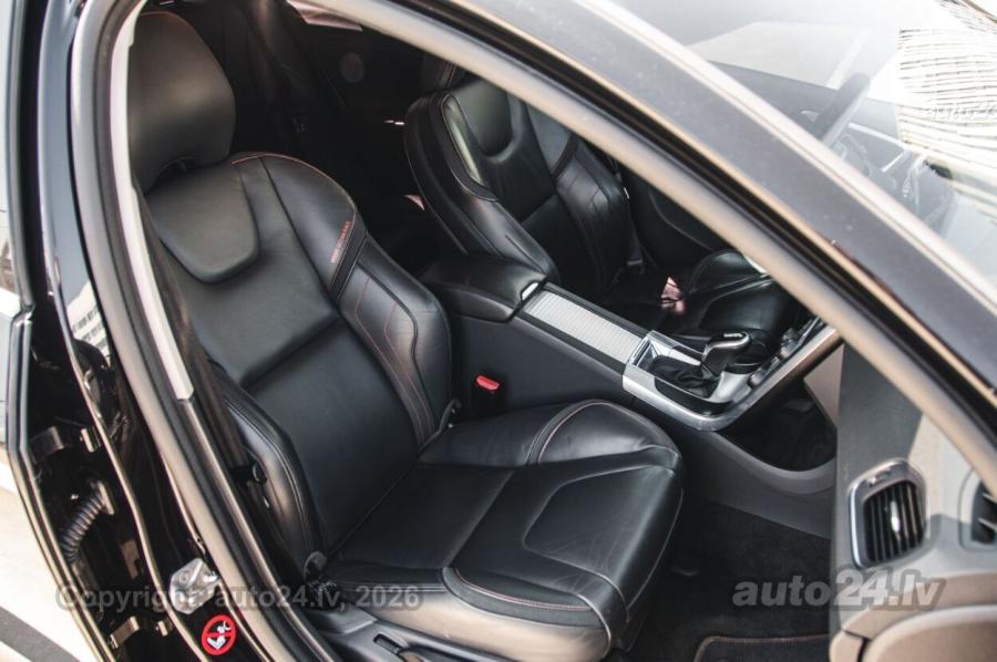 Melns Volvo V60 2016 Tallina, ar dzinēja tilpumu 2.00 L un nobraukumu 296 tūkst. km par 6500 €, foto 18 vietnē AUTOMOTO.COM.LV