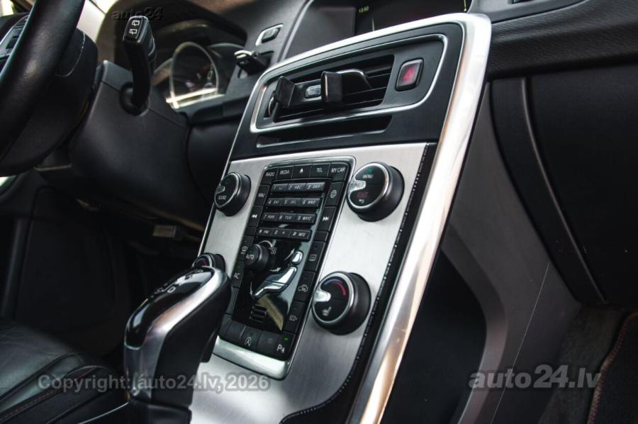 Melns Volvo V60 2016 Tallina, ar dzinēja tilpumu 2.00 L un nobraukumu 296 tūkst. km par 6500 €, foto 19 vietnē AUTOMOTO.COM.LV