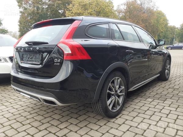 Black Volvo V60 2016 in Riga, with an engine capacity of 2.40 L and mileage of 218 thousand km for 12800 €, photo 4 on AUTOMOTO.COM.LV