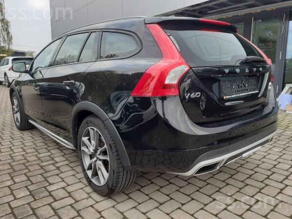 Black Volvo V60 2016 in Riga, with an engine capacity of 2.40 L and mileage of 218 thousand km for 12800 €, photo 5 on AUTOMOTO.COM.LV