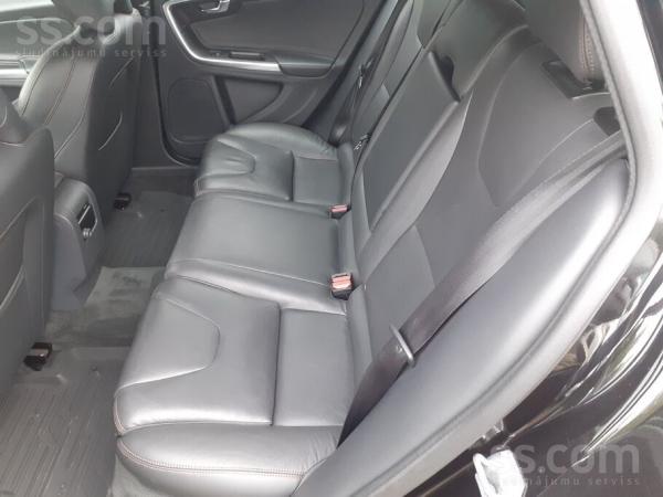 Black Volvo V60 2016 in Riga, with an engine capacity of 2.40 L and mileage of 218 thousand km for 12800 €, photo 6 on AUTOMOTO.COM.LV