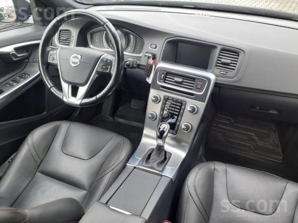 Black Volvo V60 2016 in Riga, with an engine capacity of 2.40 L and mileage of 218 thousand km for 12800 €, photo 7 on AUTOMOTO.COM.LV
