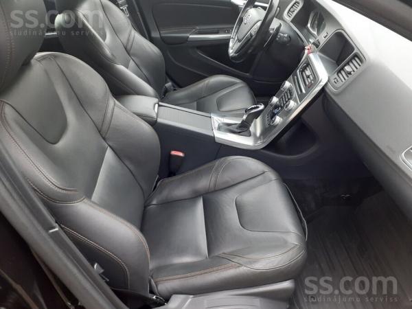 Black Volvo V60 2016 in Riga, with an engine capacity of 2.40 L and mileage of 218 thousand km for 12800 €, photo 8 on AUTOMOTO.COM.LV
