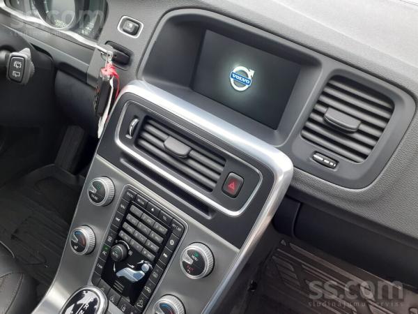 Black Volvo V60 2016 in Riga, with an engine capacity of 2.40 L and mileage of 218 thousand km for 12800 €, photo 9 on AUTOMOTO.COM.LV