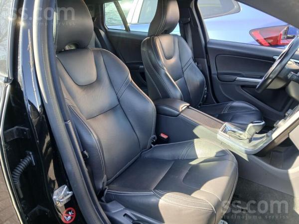 Melns Volvo V60 2017 Ogre, ar dzinēja tilpumu 2.00 L un nobraukumu 224 tūkst. km par 15800 €, foto 5 vietnē AUTOMOTO.COM.LV