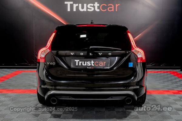 Black Volvo V60 2017 in Parnu, with an engine capacity of 2.00 L and mileage of 124 thousand km for 26999 €, photo 11 on AUTOMOTO.COM.LV