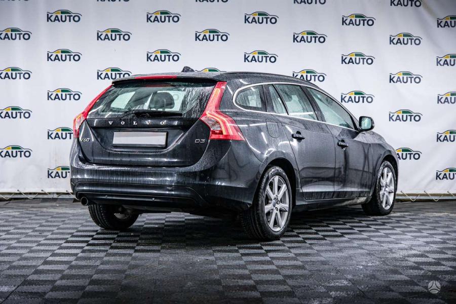 Melns Volvo V60 2017 Kauņa, ar dzinēja tilpumu 2.00 L un nobraukumu 0 tūkst. km par 9990 €, foto 3 vietnē AUTOMOTO.COM.LV