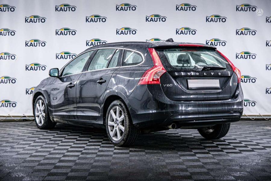 Melns Volvo V60 2017 Kauņa, ar dzinēja tilpumu 2.00 L un nobraukumu 0 tūkst. km par 9990 €, foto 4 vietnē AUTOMOTO.COM.LV
