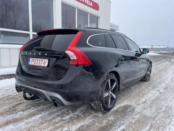 Melns Volvo V60 2017 Tauragė, ar dzinēja tilpumu 1.98 L un nobraukumu 271 tūkst. km par 6900 €, foto 4 vietnē AUTOMOTO.COM.LV