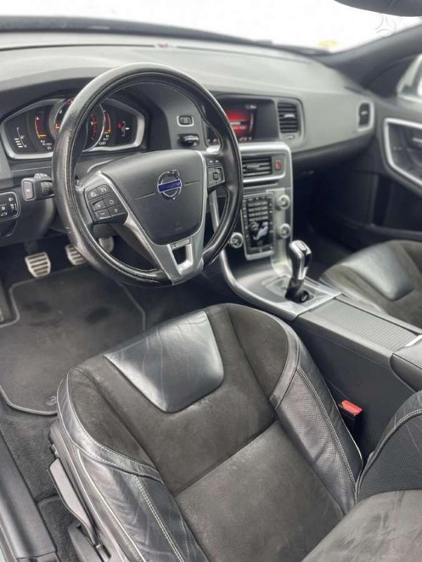 Melns Volvo V60 2017 Tauragė, ar dzinēja tilpumu 1.98 L un nobraukumu 271 tūkst. km par 6900 €, foto 10 vietnē AUTOMOTO.COM.LV