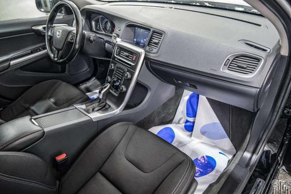 Black Volvo V60 2017 in Kaunas, with an engine capacity of 2.00 L and mileage of 258 thousand km for 8390 €, photo 11 on AUTOMOTO.COM.LV