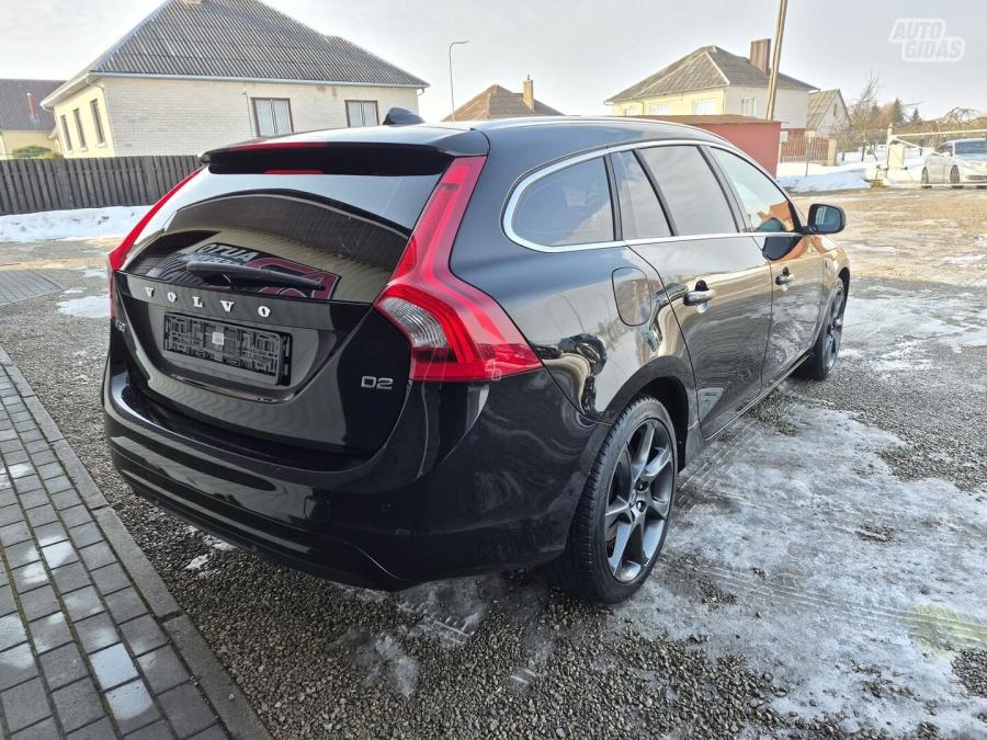 Melns Volvo V60 2017 Viļņa, ar dzinēja tilpumu 2.00 L un nobraukumu 240 tūkst. km par 7950 €, foto 2 vietnē AUTOMOTO.COM.LV