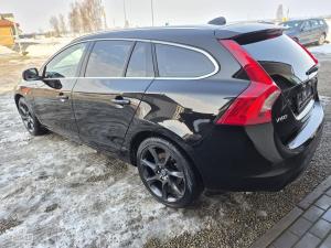 Melns Volvo V60 2017 Viļņa, ar dzinēja tilpumu 2.00 L un nobraukumu 240 tūkst. km par 7950 €, foto 4 vietnē AUTOMOTO.COM.LV