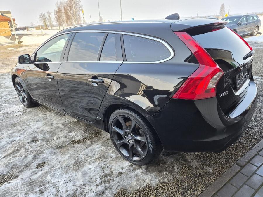 Melns Volvo V60 2017 Viļņa, ar dzinēja tilpumu 2.00 L un nobraukumu 240 tūkst. km par 7950 €, foto 4 vietnē AUTOMOTO.COM.LV