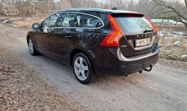 Black Volvo V60 2017 in Kaunas, with an engine capacity of 2.00 L and mileage of 304 thousand km for 6550 €, photo 4 on AUTOMOTO.COM.LV