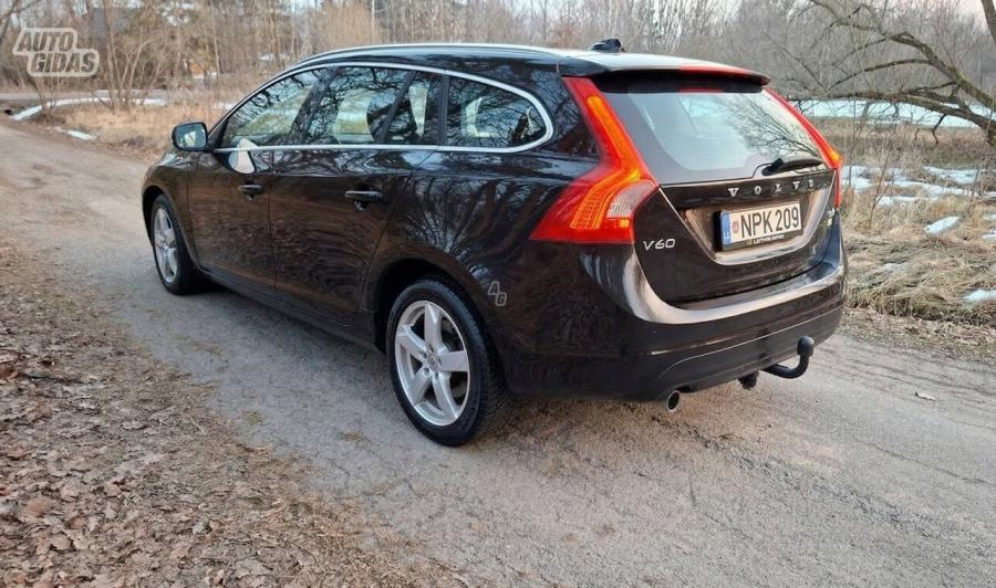 Black Volvo V60 2017 in Kaunas, with an engine capacity of 2.00 L and mileage of 304 thousand km for 6550 €, photo 4 on AUTOMOTO.COM.LV