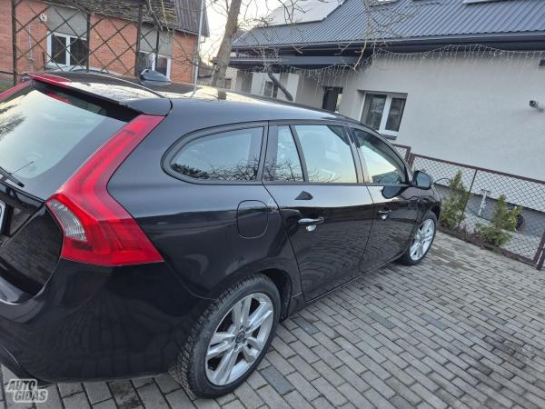 Melns Volvo V60 2017 Panevēža, ar dzinēja tilpumu 2.00 L un nobraukumu 295 tūkst. km par 6800 €, foto 3 vietnē AUTOMOTO.COM.LV