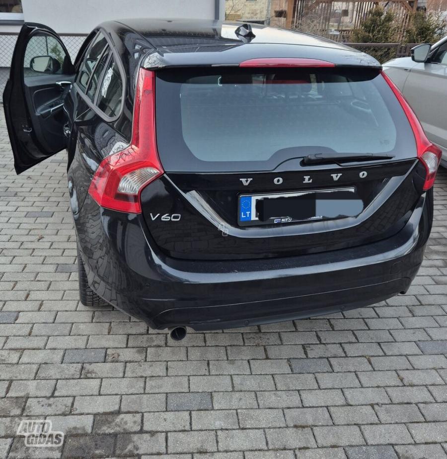 Black Volvo V60 2017 in Panevezys, with an engine capacity of 2.00 L and mileage of 295 thousand km for 6800 €, photo 4 on AUTOMOTO.COM.LV