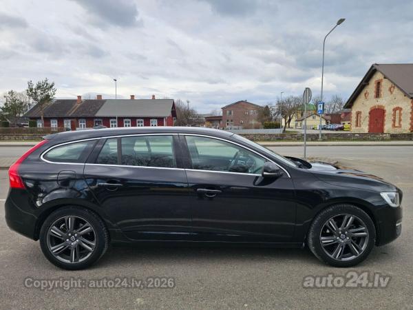 Black Volvo V60 2017 in Paide, with an engine capacity of 2.00 L and mileage of 229 thousand km for 8350 €, photo 7 on AUTOMOTO.COM.LV