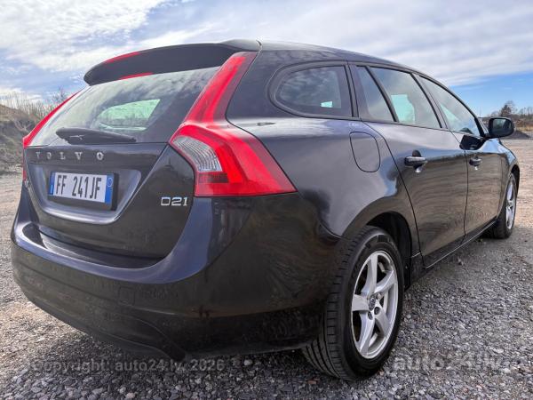 Melns Volvo V60 2017 Tallina, ar dzinēja tilpumu 2.00 L un nobraukumu 272 tūkst. km par 6999 €, foto 4 vietnē AUTOMOTO.COM.LV
