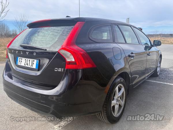 Melns Volvo V60 2017 Tallina, ar dzinēja tilpumu 2.00 L un nobraukumu 272 tūkst. km par 6999 €, foto 8 vietnē AUTOMOTO.COM.LV